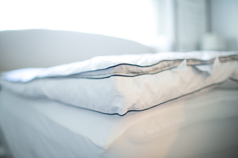Comfy & Cozy Winter Bed Ideas for Snuggling and Hibernating All DAy